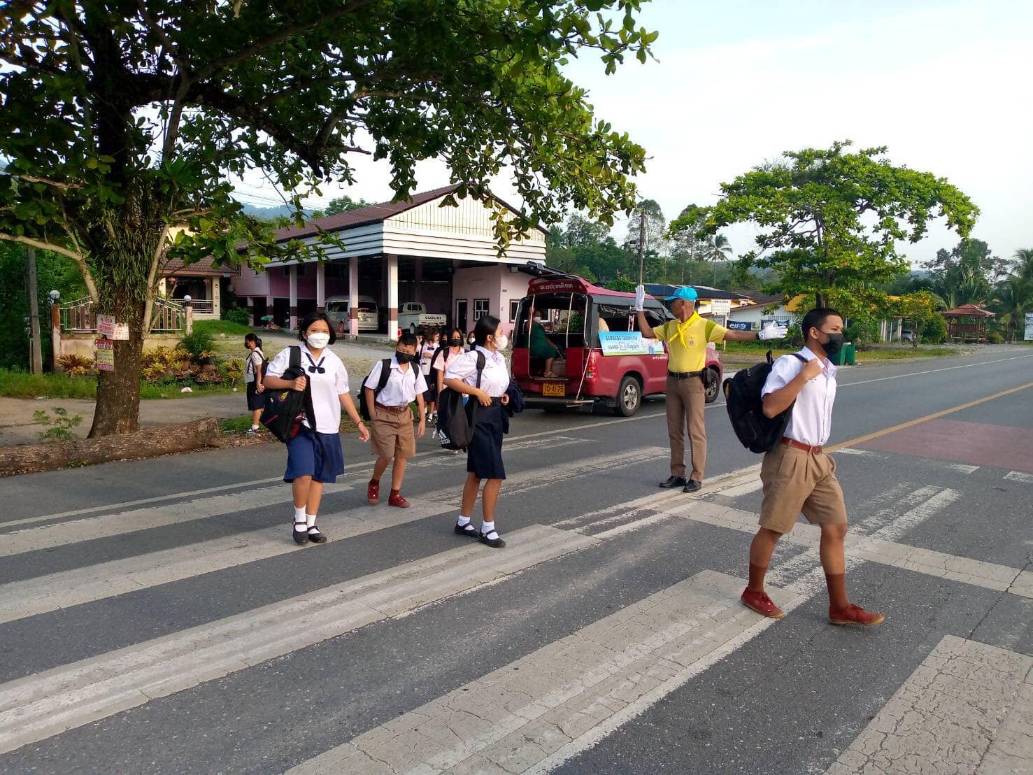 อำนวยความสะดวกด้านการจราจรแก่นักเรียน โรงเรียนพรหมคีรีวิทยาคม - สถานี ...